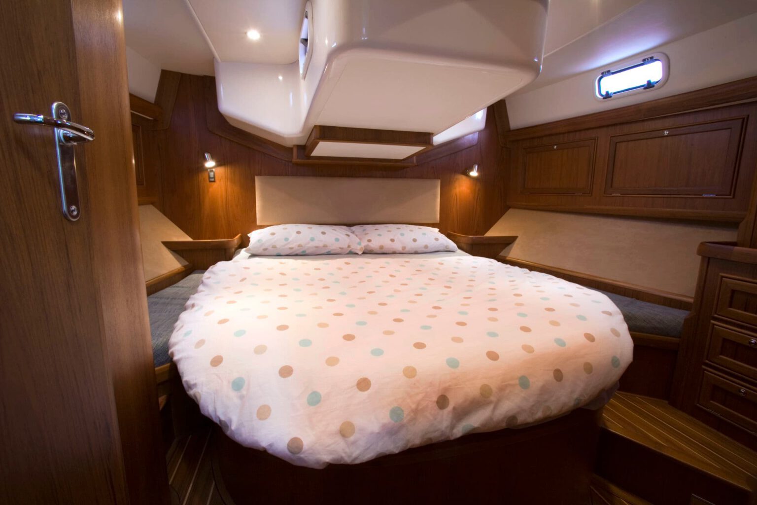 Rustler 44 - Ocean-capable raised saloon bluewater cruiser