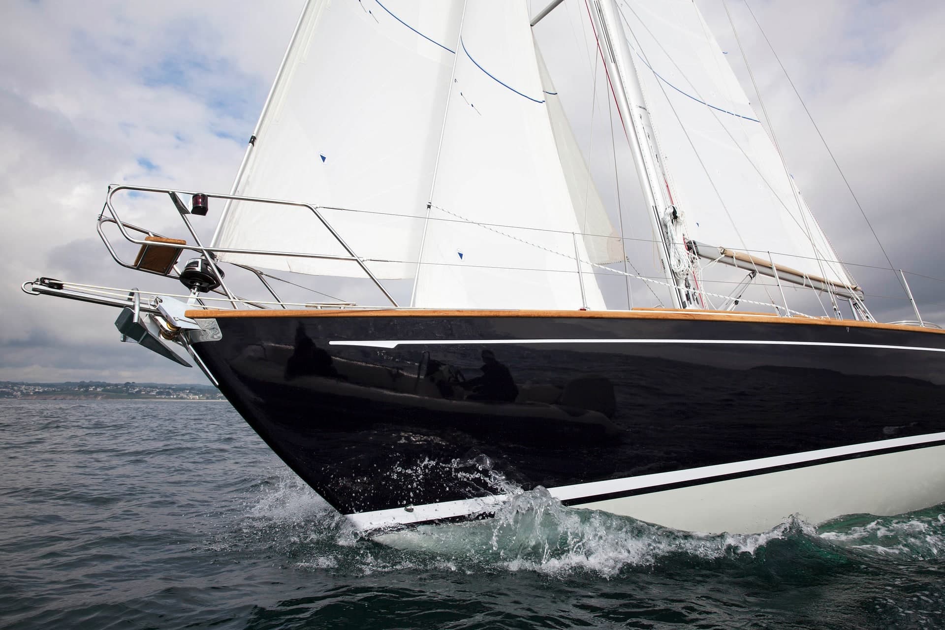 What hull features are important for an ocean cruising yacht?