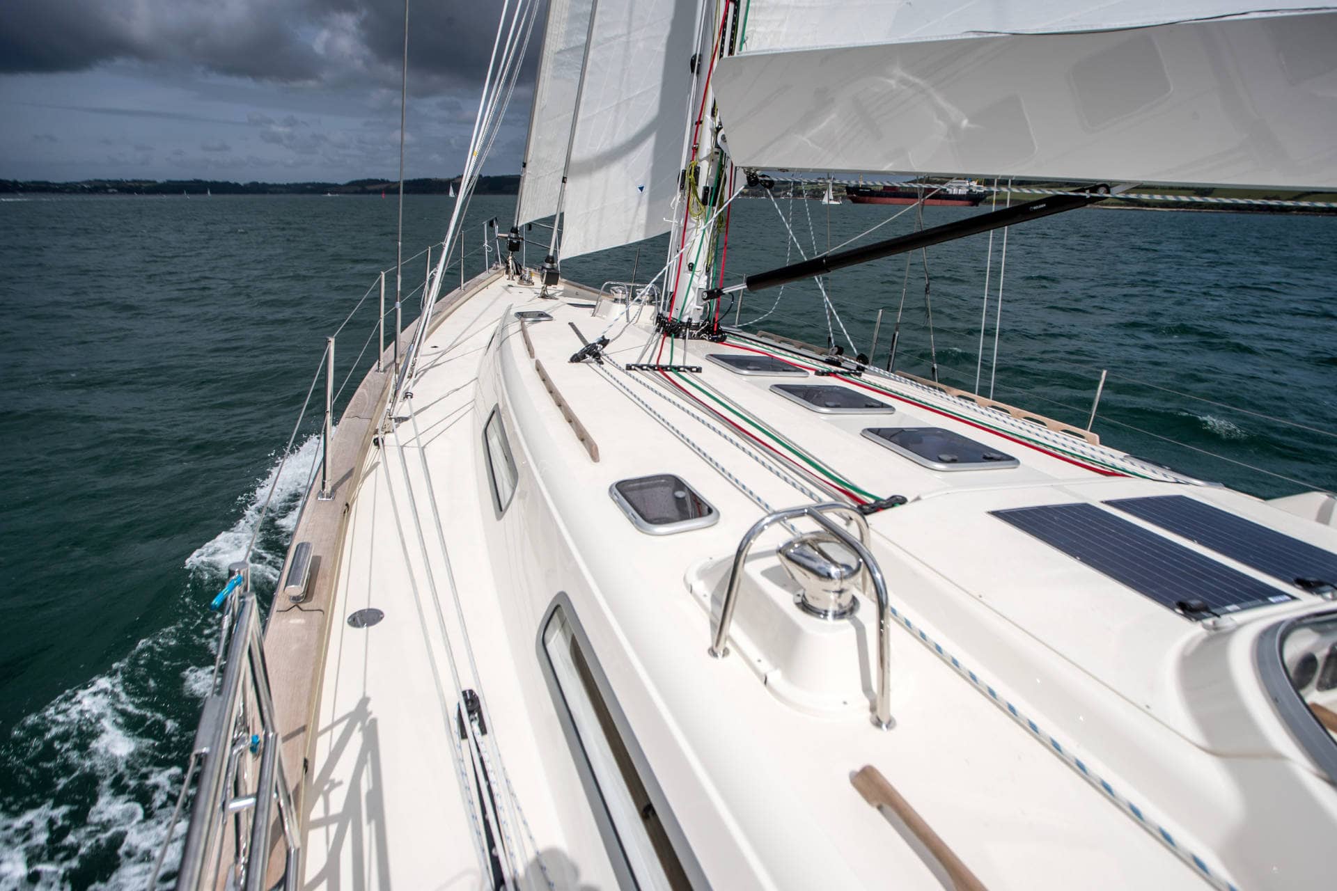 How a carbon fibre mast benefits a cruising yacht